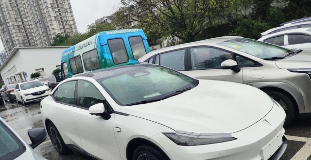 深蓝L07实车现身，大过SL03+电动尾翼，续航超300km+华为乾崑智驾_腾讯新闻