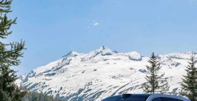 理想L7追尾卡车AB柱全断！理想汽车：碰撞前3秒车速178km/h_腾讯新闻