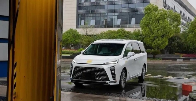 全新别克GL8插混版实车现身，配冰箱+彩电，搭397马力+续航1370km_腾讯新闻