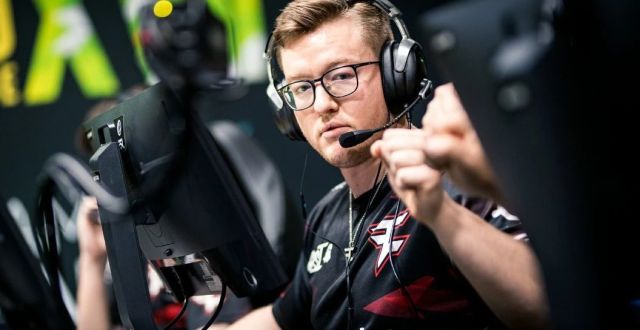 ESL职业联赛S17：今晚22：30半决开打！C9 VS ENCE、FaZe VS NAVI_腾讯新闻