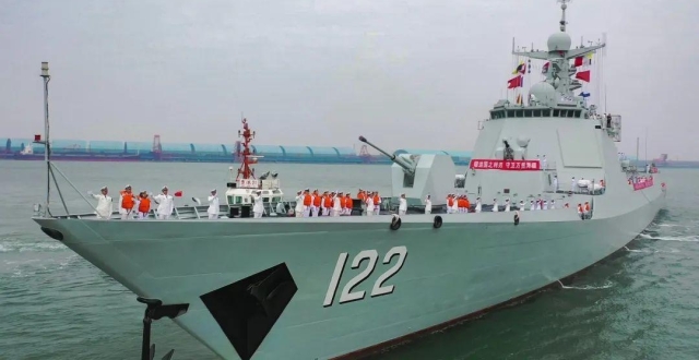 开放式舰艇陆续到位，054A日照舰、临沂舰，052D唐山舰，抵达青岛_腾讯新闻