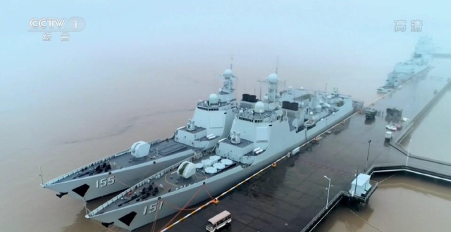 052C和052D驱逐舰有何不同？放一起比才明白，区别不在于尺寸_腾讯新闻