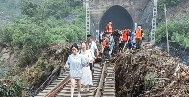 K396乘客们的4天3夜：孩子被重点保护，沿途村民收留步行掉队者_腾讯新闻