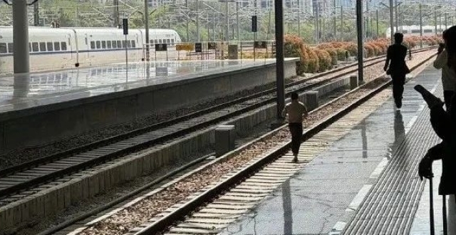 一旅客跳入轨道，与列车剐蹭！官方通报_腾讯新闻