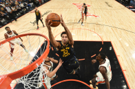 NBA常规赛：勇士107-104活塞丨勇士vs活塞五佳球 库里高难度3+1 TJD一跃而起无情隔扣_腾讯新闻