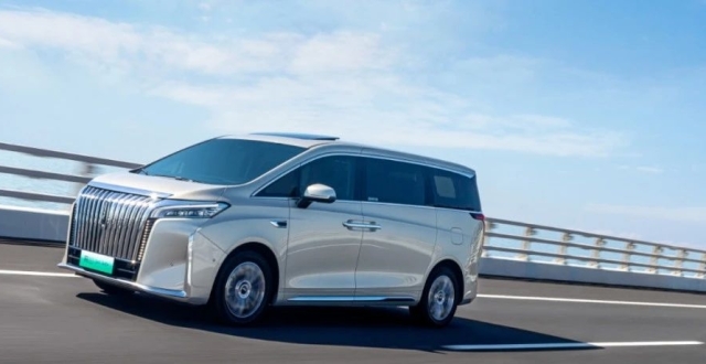 33.58万起！魏牌高山MPV上市，它能开创高端MPV市场的新局面吗？_腾讯新闻