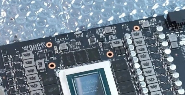 华硕RTX 4090 ROG Matrix显卡PCB详解：放置新的温度传感器，降低啸叫声_腾讯新闻