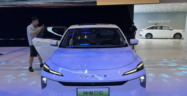 2025上海车展丨荣威纯电D6上市限时一口价7.98万起 最高续航可达520km_腾讯新闻