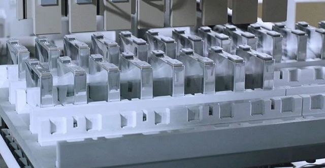 10月电池装车量：宁德时代25.3GWh、比亚迪15.8GWh、中创新航3.9GWh_腾讯新闻