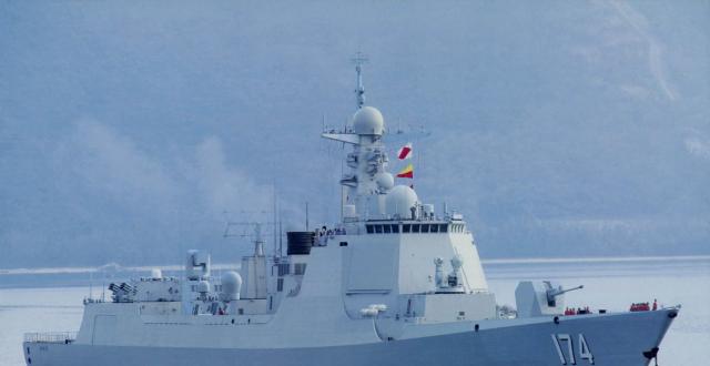 海警版052D已临近海试，平顶大机库与侧舷补给站，看着有点不习惯_腾讯新闻