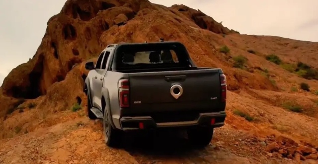 长城2.4T越野炮皮卡8月15日预售：搭载柴油发动机+9AT动力总成_腾讯新闻