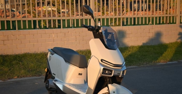 11999元的雅迪冠能星舰S80，要做高性能电摩“卷王”？_腾讯新闻