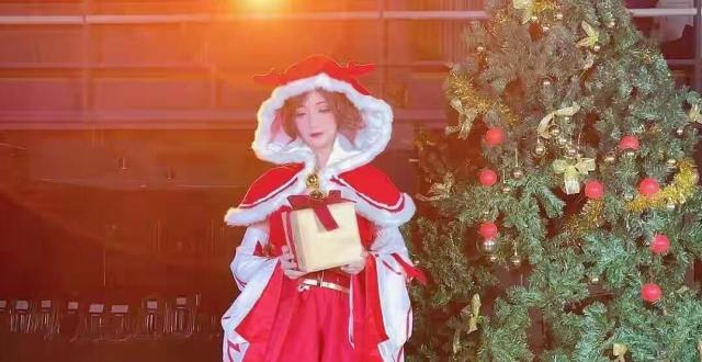 解说琪琪COS西施，在KPL现场助威，穿着原皮肤， 太清纯了_腾讯新闻