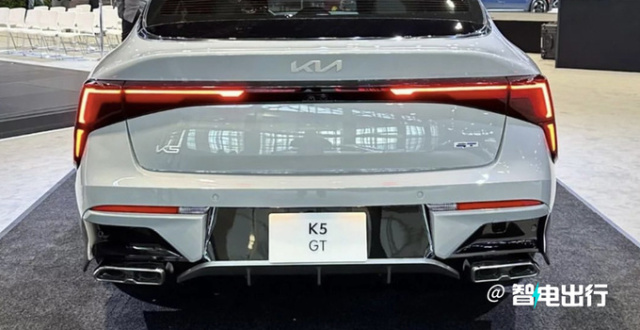 起亚新K5国内首曝！销售：换1.5T高功+8AT，会大降价吗？_腾讯新闻