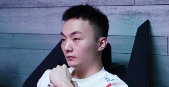 Light成为第二个smlz，赛后采访面无表情，难怪没粉丝跟他合影_腾讯新闻