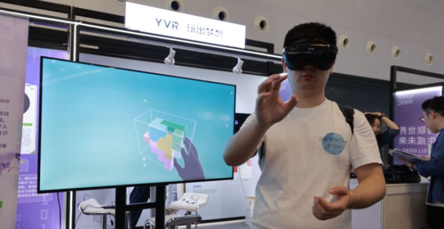 首款手势识别应用即将上线，玩出梦想YVR品牌惊艳亮相WAIC 2023_腾讯新闻