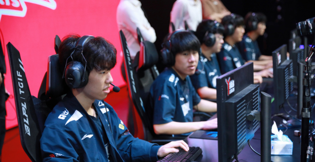 LNG击败C9，拿下2连胜！Tarzan盲僧乱秀，Scout伤害爆炸_腾讯新闻