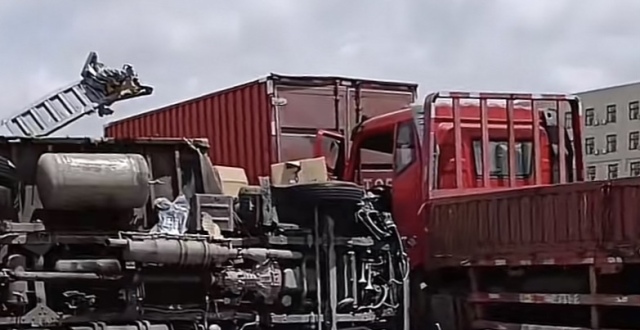 G1503高速三车事故 一货车侧翻无伤亡_腾讯新闻