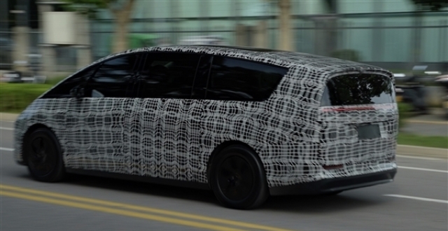 比L9还大！理想首款纯电MPV车型MEGA测试曝光：过弯超稳_腾讯新闻