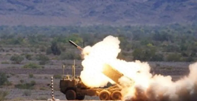 中国需要警惕！美军测试新型无人火箭炮，多域分布式作战利器！_腾讯新闻