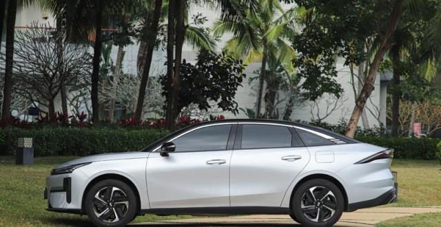 预售8.98万起 吉利银河L6 EM-i开启预售 搭载1.5L插混/续航2000km_腾讯新闻