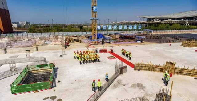 青岛北站东广场地下空间枢纽停车及涉高铁区域主体结构封顶_腾讯新闻