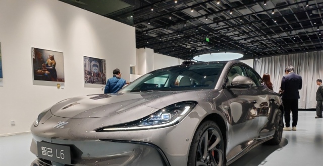 小米SU7最大竞争对手来了！智己L6将于4月8日发布 续航超1000km_腾讯新闻