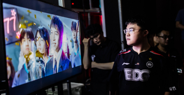 备战S14？EDG乌兹Uzi晋升韩服王者，训练效果超预期_腾讯新闻
