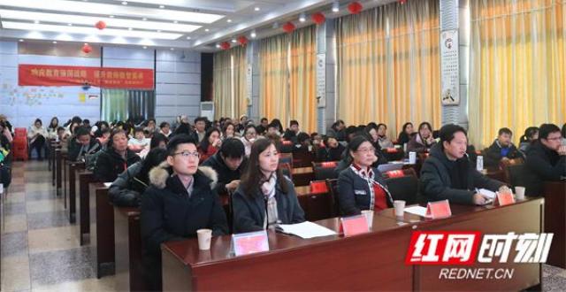 高校教授送课上门 为凤凰县小学师生科普AI_腾讯新闻