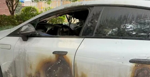 嘉兴一奔驰电动汽车充电结束后起火，殃及车库另两辆汽车_腾讯新闻